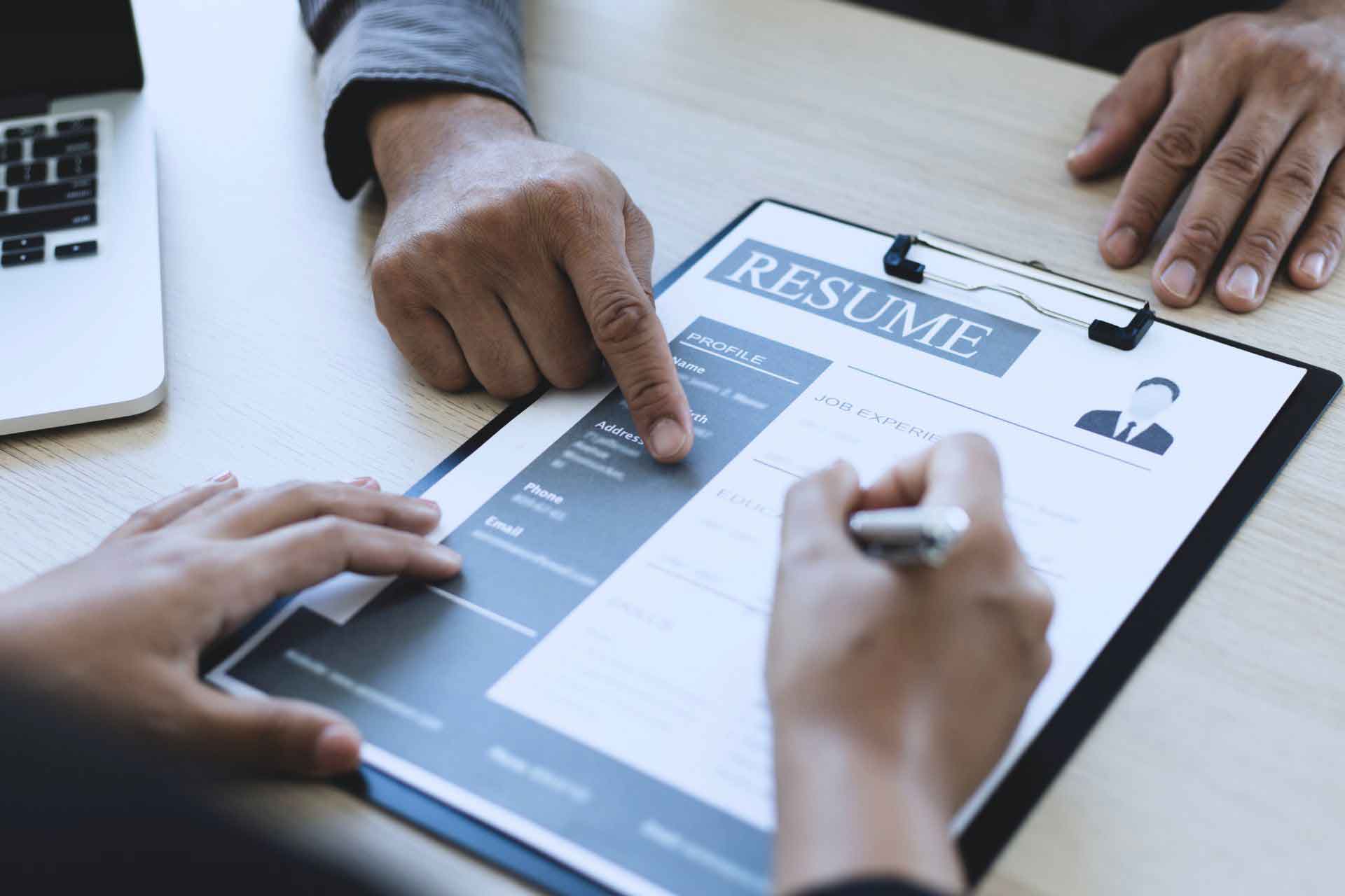 High-Value Resume Summary Guide for Freshers (+10 Examples)